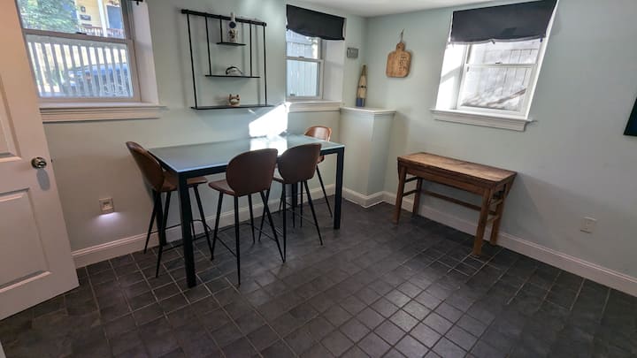 1 Br Full Apt W/ Private Hot Tub, Yard; Sleeps 4 - Cambridge, MA