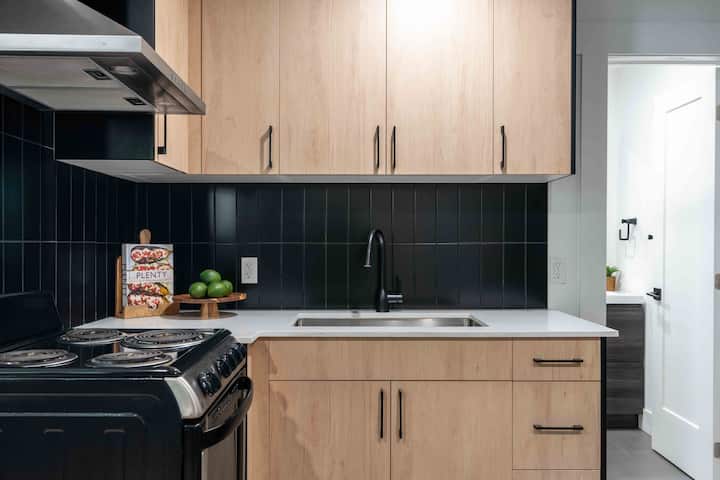 Charming Century 1 Bed Apartment:steps To Downtown - London