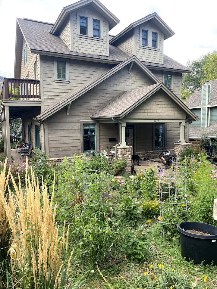 Downtown Gem Furnished Apartment-30 Day+ - Glenwood Springs, CO