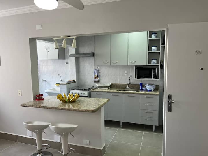 Apto Clean | Tudo A Pé  100mt Da Praia C/ Ar +Vaga - Guarujá