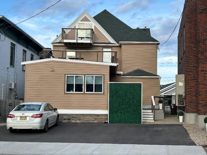 Newly Renovated Downtown Vacation Rental. - Alexandria Bay, NY