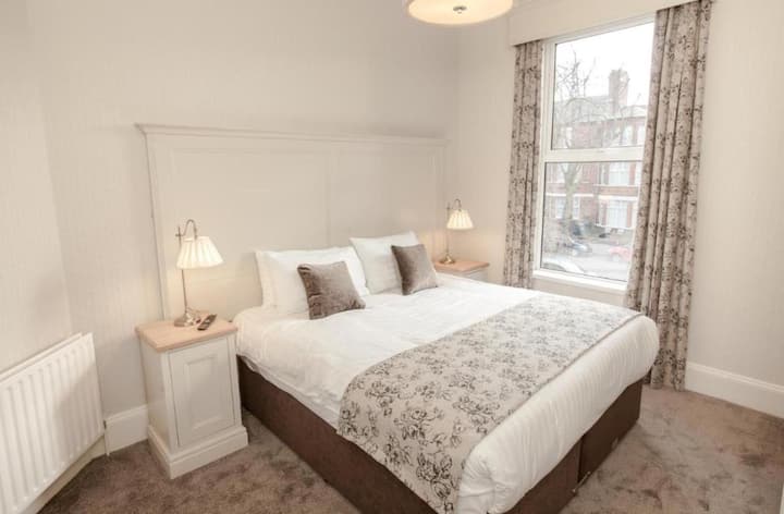 Spacious Room At Charming Belfast Guest House - Belfast