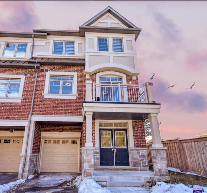 Modern Ajax House ~ Casino ~ Ajax ~ Parking ~ Wifi - Ajax