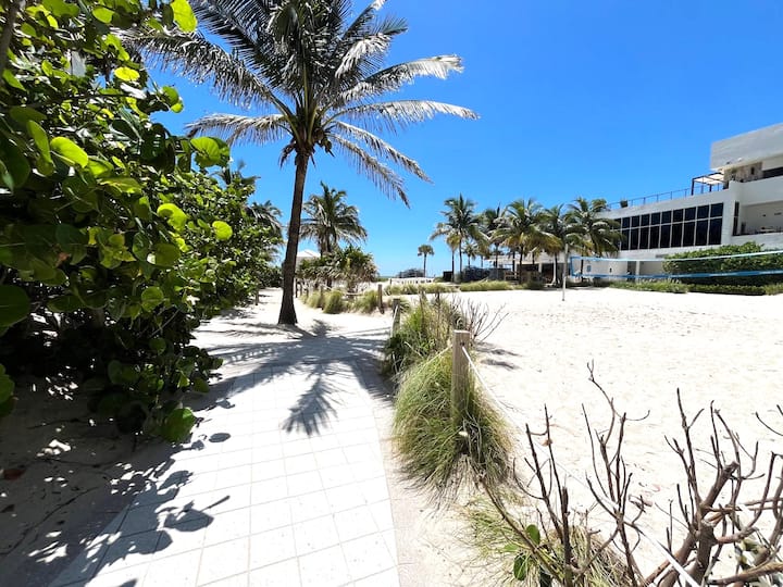 Spacious & Updated Unit Few Steps From The Beach! - Hallandale Beach, FL