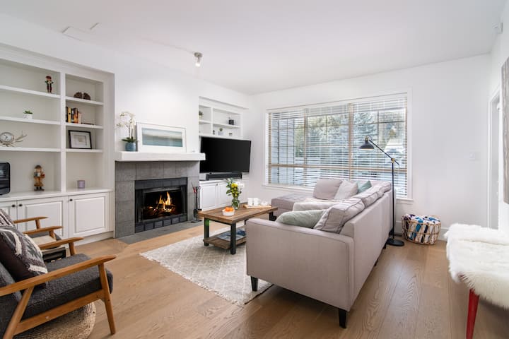 Spacious 3-level 4br | Private Hot Tub & Garage - Whistler Blackcomb