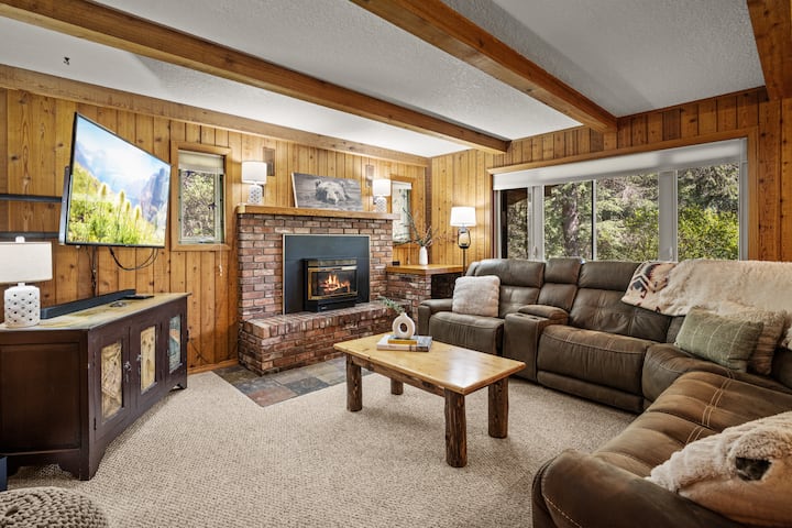 Lazy Bear Mountain Retreat W/ Sauna & Game Room - Whitefish, MT