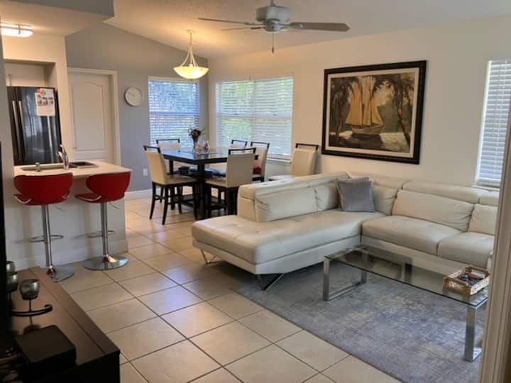 Beautiful 2 Bed/2 Bath Venetian Palms Condo - 麥爾茲堡