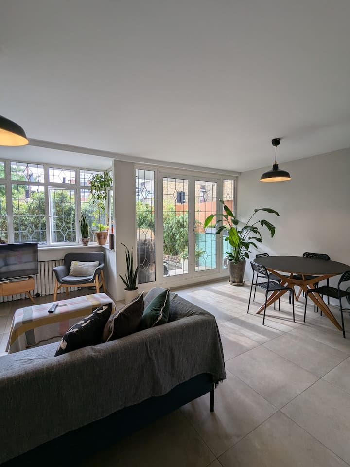 Modern Bright And Airy Maisonette, Private Garden - London