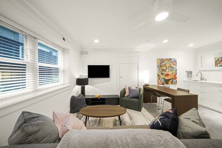 Modern Gem | Stylish Garden Flat, Fifa Ready - Vancouver