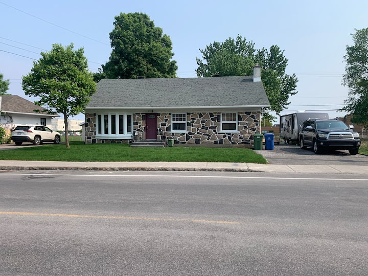 Grande Maison Avec Une Terrasse Et Bbq. - Quebec