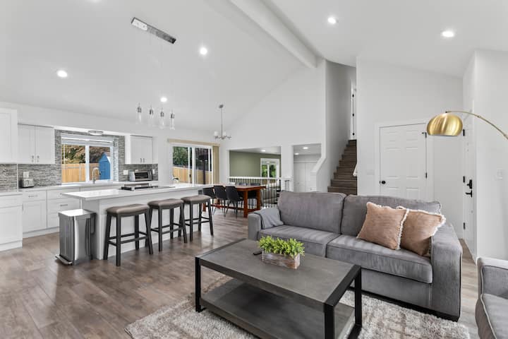 Cheerful 3 Bedroom Home With Ample Parking Spaces. - Kent, WA