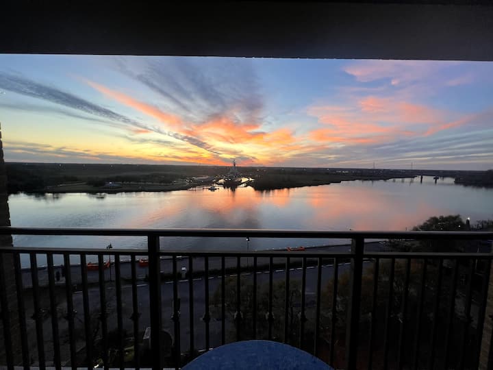 Top Floor, Riverfront W/ Parking - 威爾明頓