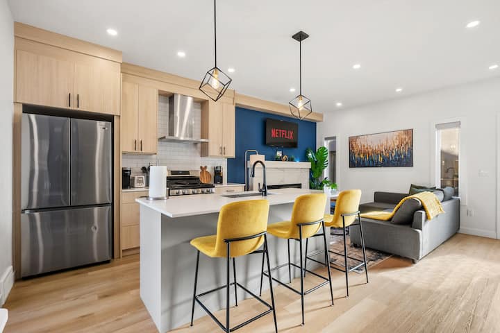 New 1500 Ft² Home W/ Ac & Garage | 7 Mins To Dt - Calgary