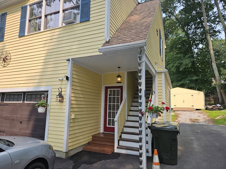 Adorable 1-bedroom Suite With Off-street Parking - Southwick's Zoo, Mendon