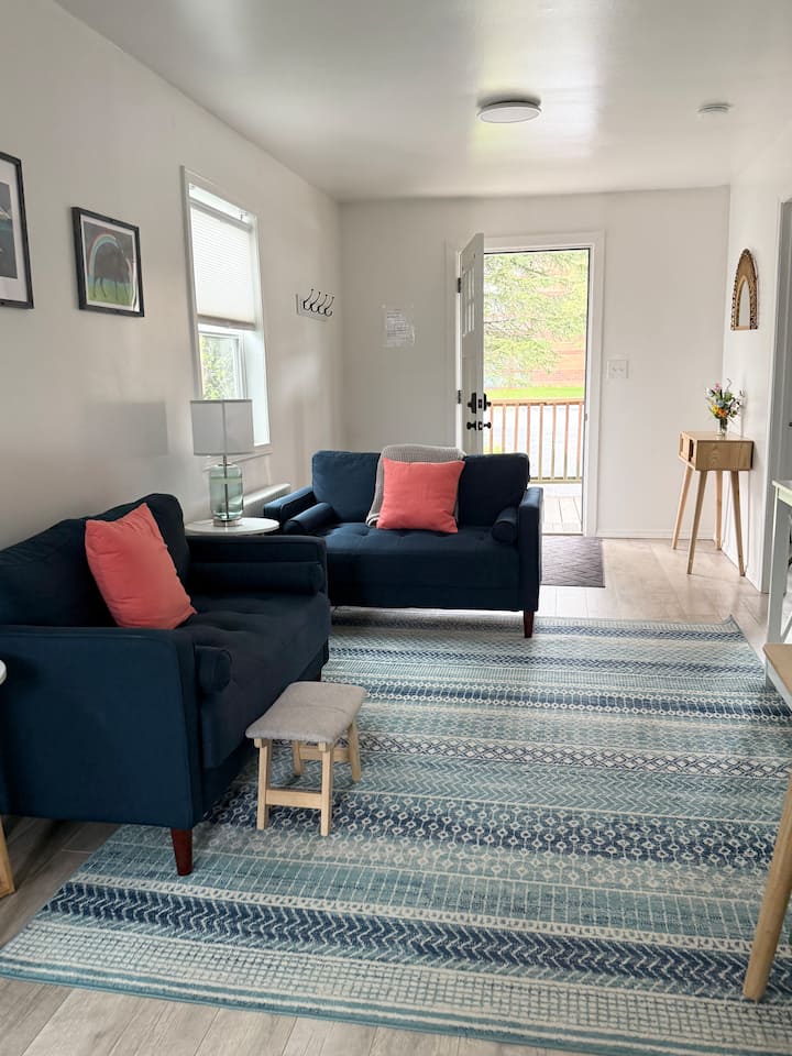 Right In The Heart Of Seward! 1 Bedroom W/kitchen! - Seward