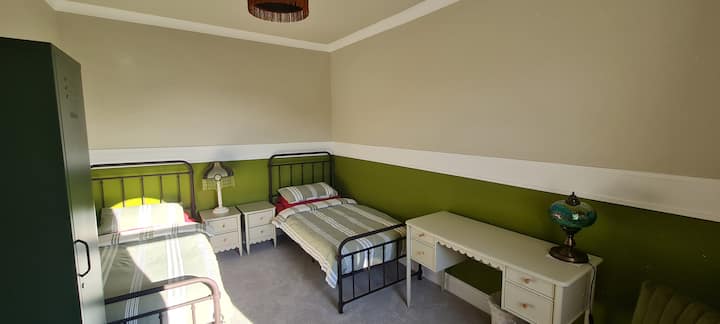 Twin Room With Shared Bathroom - Brístol