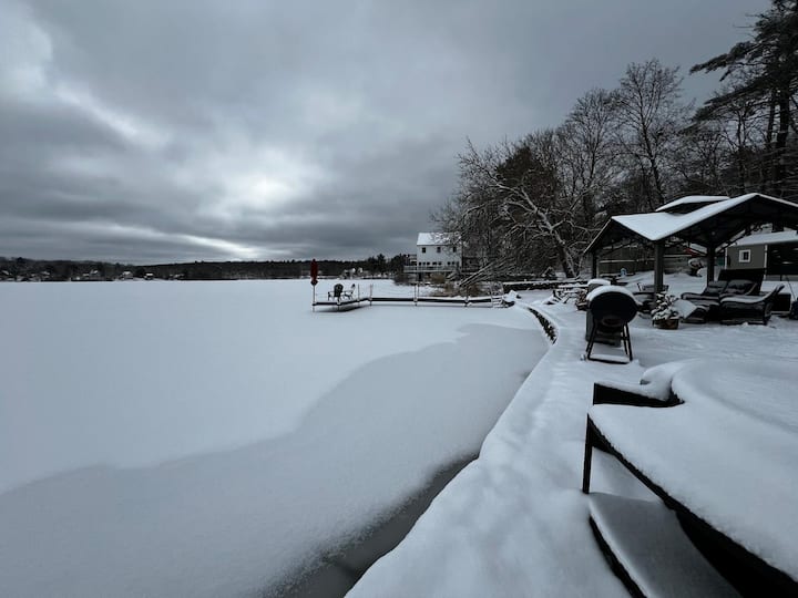 Cozy Lake Cottage: Hot Tub, Gym & Waterfront Views - Bellingham, MA