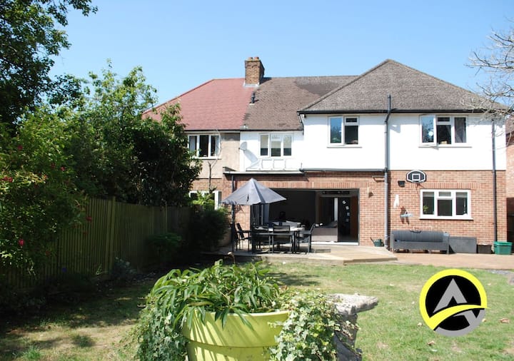 A Large 5 Bedroom House With Parking In  Bromley - Sevenoaks