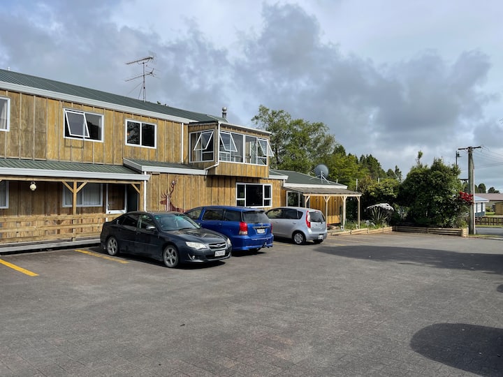 Stay In Your Very Own Lodge. 7 Bedrooms, Sleeps 16 - National Park - New Zealand