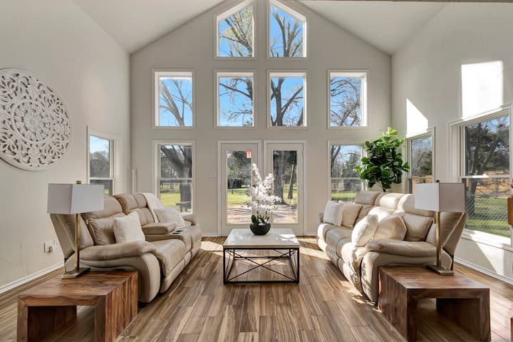 Tranquil Retreat With Expansive Backyard & Patio - Southlake, TX