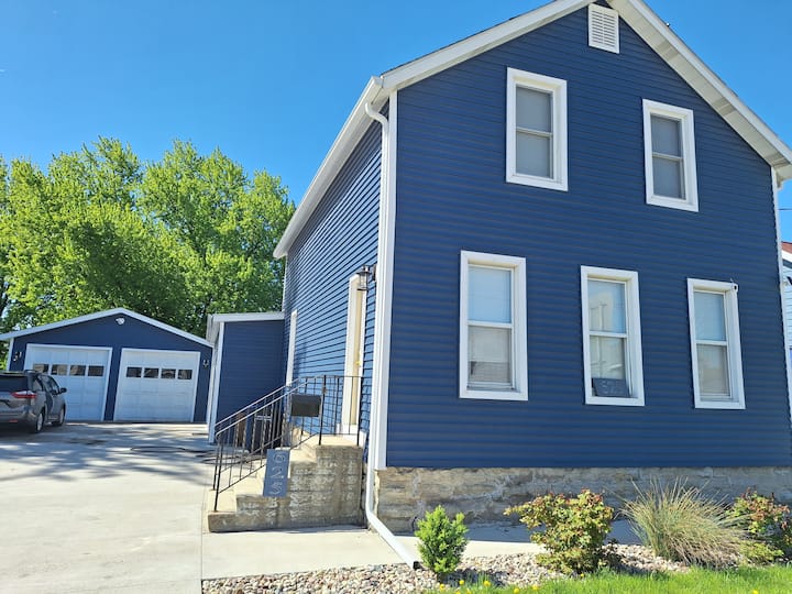 Modern 5 Bedroom 2 Bath, Downtown, By Shops - Oshkosh, WI