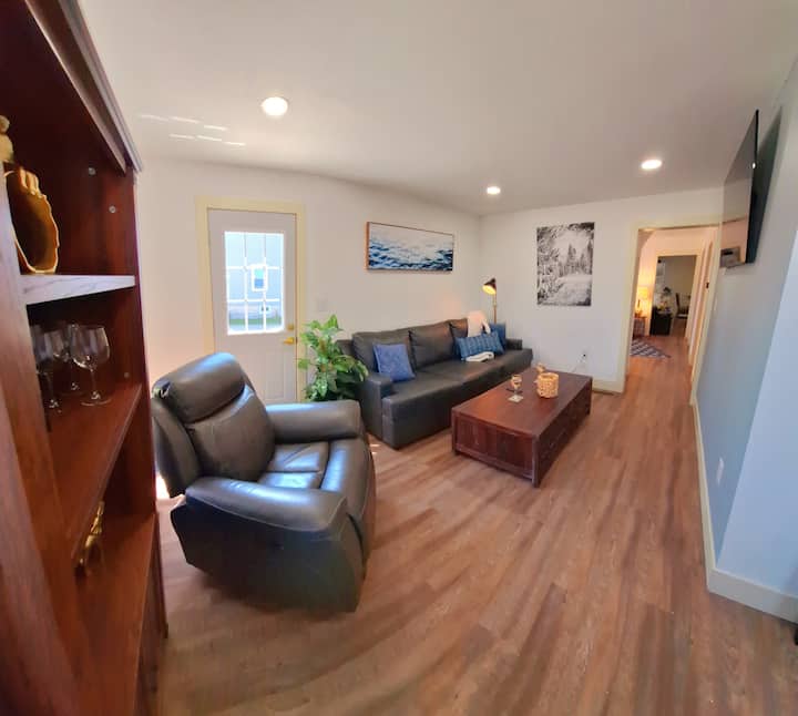 Modern 5-bedroom Home, Minutes To Shops & Dining - Oshkosh, WI