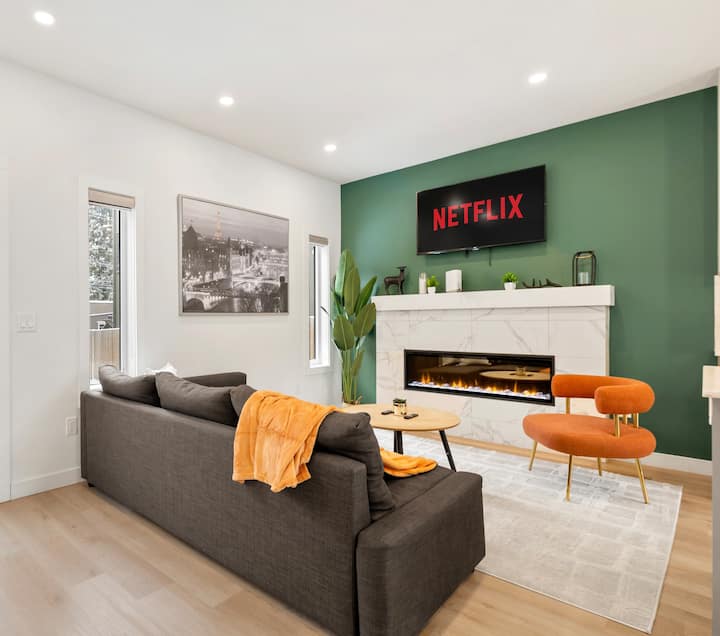 Lux Modern 3bd| 7 Mins Dt|  Garage, Ac, Fireplace - Calgary