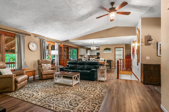 Lakeside Getaway Includes Hot Tub (Pet Friendly) - Gaylord, MI