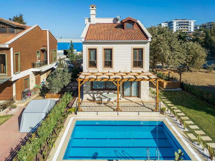 Urla’ya 15 Dakika Uzaklıkta Havuzlu Villa - İzmir