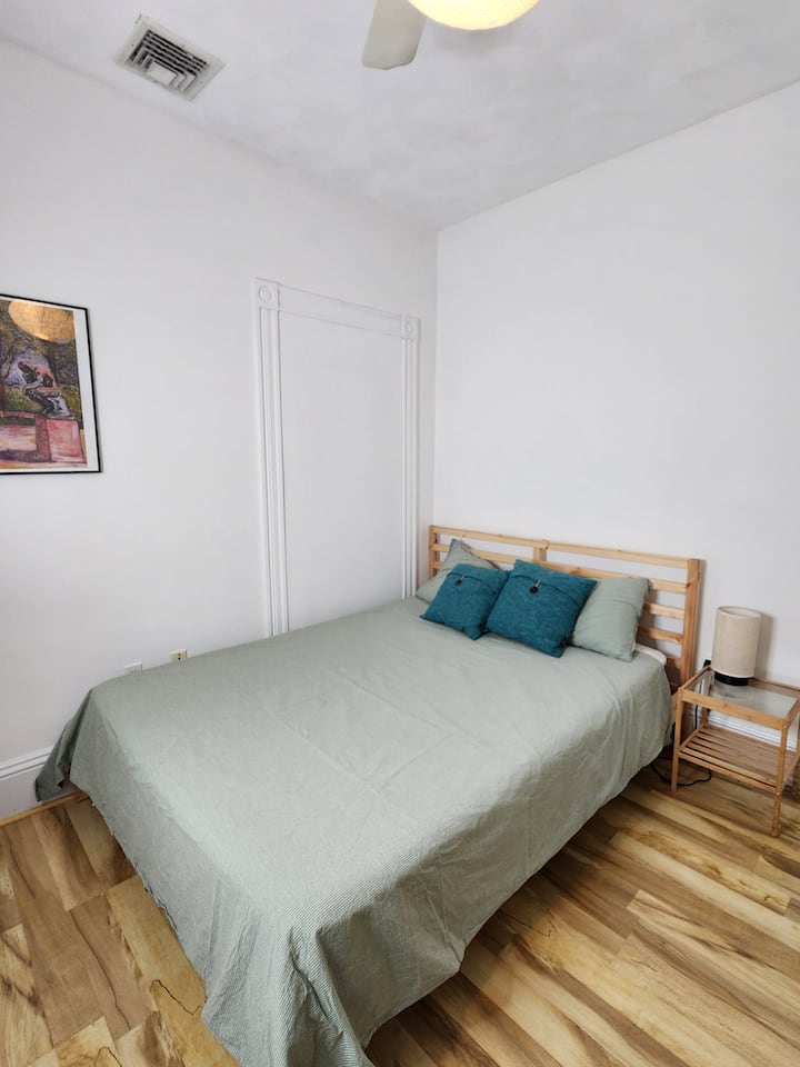 Sunny Room 10 Min Walk From Harvard Campus - Somerville, MA