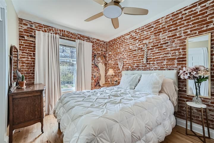 1 Br In Uptown Historic Home/coffee Shop - Denver, CO