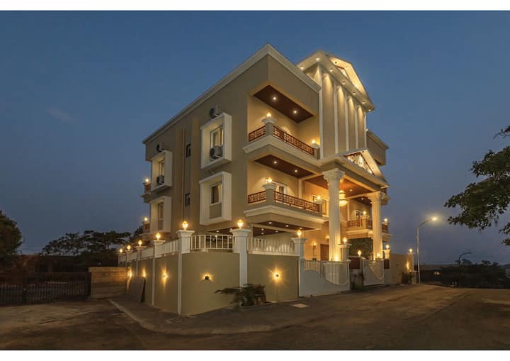 Mountain Glory 8bhk By Tensorstays: Pool & Theater - Igatpuri