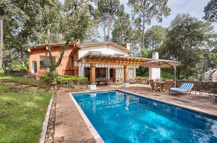 Residencia Con Alberca, Cancha De Pádel Y Jardín. - Valle de Bravo