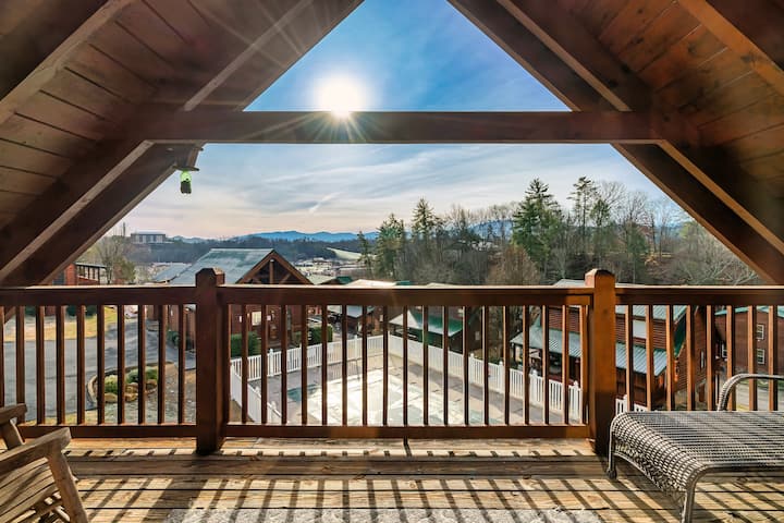 2 Kings/bunk Beds/hot Tub+bbq/arcade/pool/5 Mins To Parkway - Pigeon Forge, TN