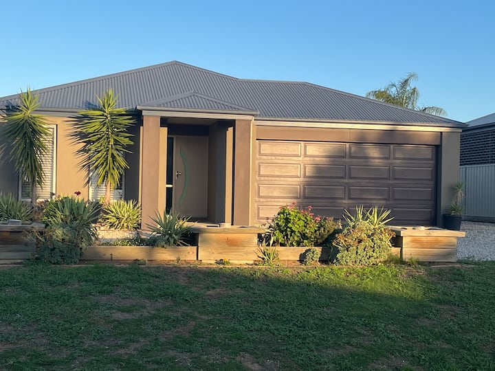 Beachhouse By The Lake. - Mulwala