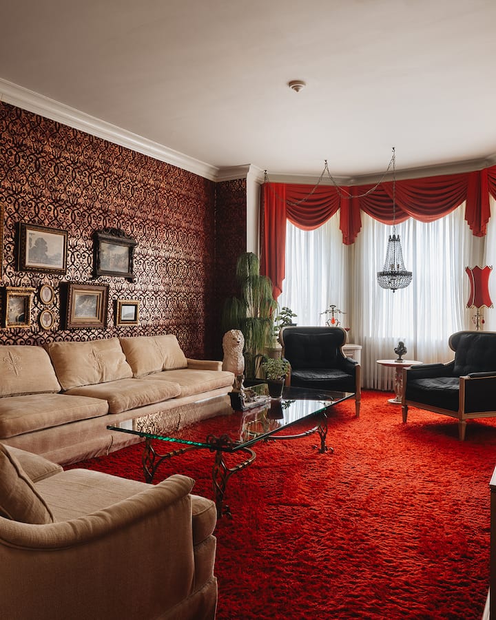 Retro Lovers Dream In The Heart Of West Town - Chicago