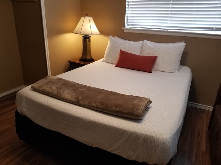Spacious Suite W/ Private Bathroom & Fast Wifi - San Antonio, TX