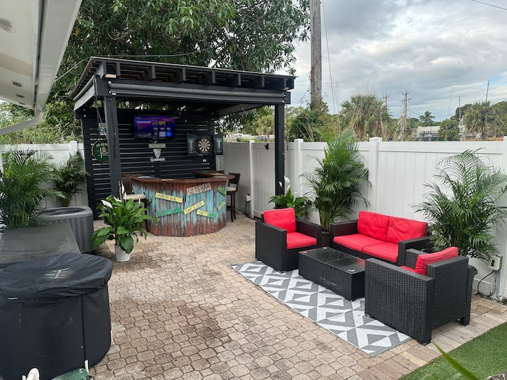 Lily’s Pad * Hot Tub* Tiki Bar By Atlantic Ave. - Delray Beach, FL