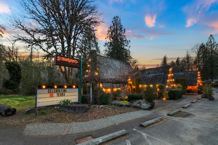 Hot Tub Cabin At Robinhood Village Resort #12 - Hoodsport, WA