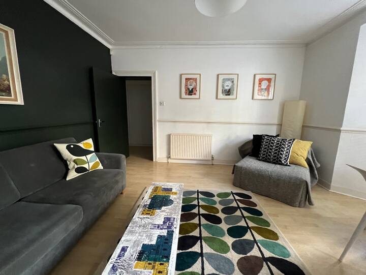 Large Private Flat Close To Central London - London