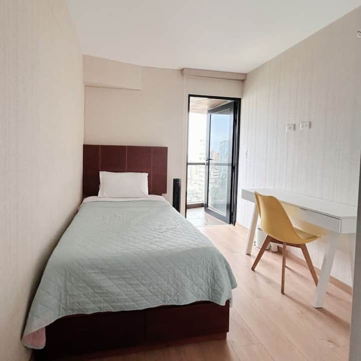 Habitación Con Balcón En Lince, Solo Mujeres. - Lima
