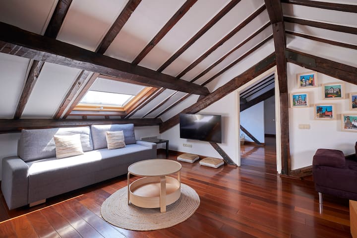 Temporary Accomodation Into A 16th Century Palace - Madrid