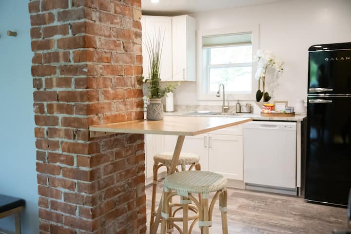 Whiteface View Walk To Main St Convenient Boho Apt - Lake Placid, NY