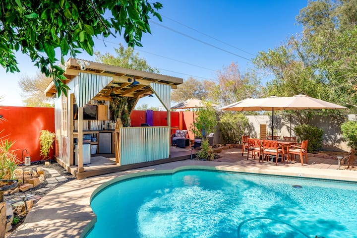 Lush Backyard Comfort With Poolside Bar - Phoenix, AZ