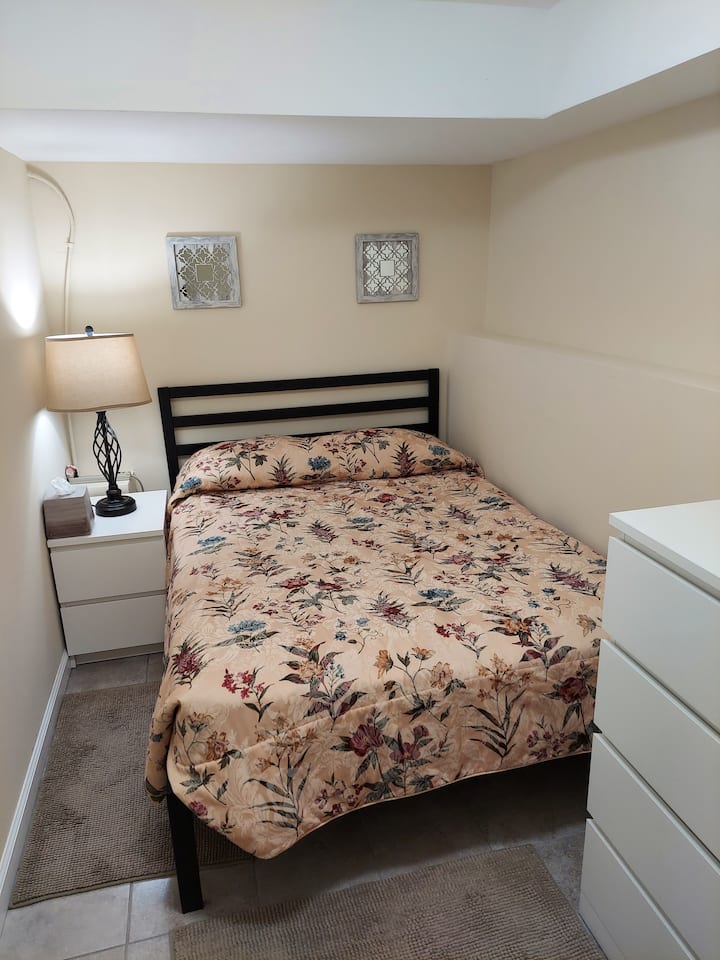 One Bedroom Apartment In A Quiet Peaceful Area. - Staten Island, NY