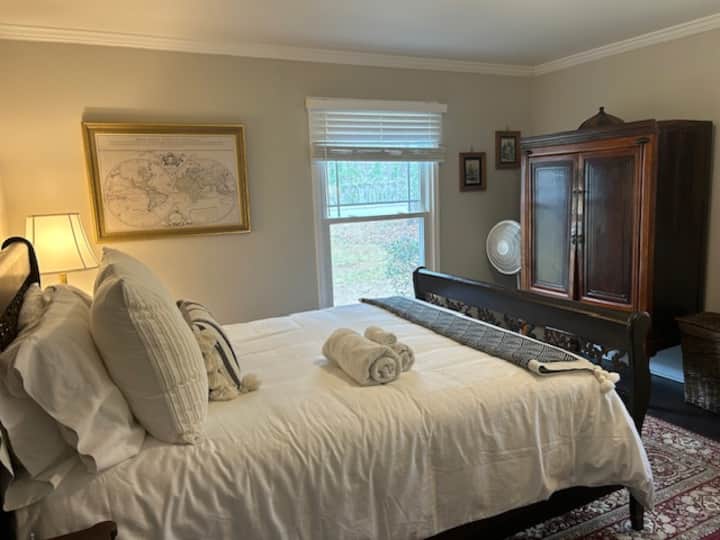 Wooded Retreat2: Backyd, Outdoor Deck,10min Uptown - Charlotte, NC