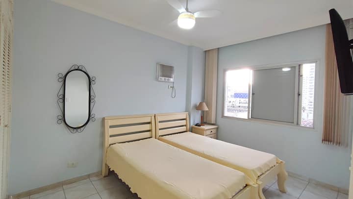 Apto C/ Vaga, Ar Condicionado, 150m Da Praia. - Guarujá