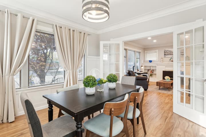 Woodland Park's Charming Retreat (Top Floor)