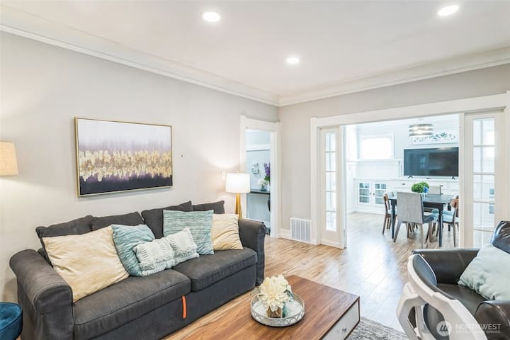 Woodland Park's Sunny Spacious Home - Seattle, WA