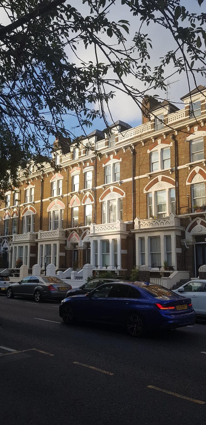 2 Bed Apartment In Kensington - London